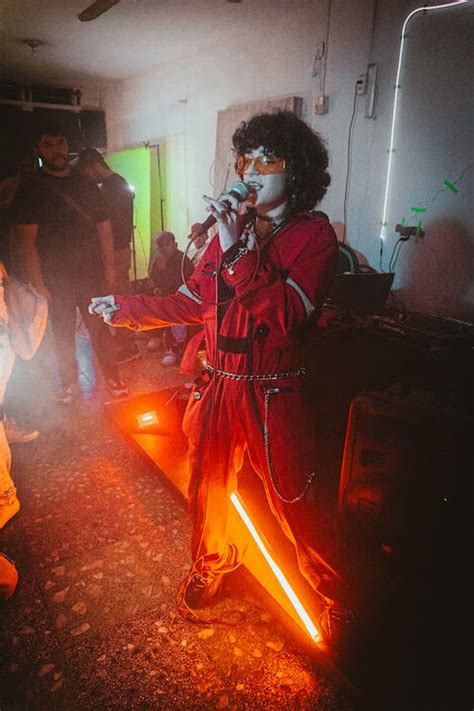 위에 보는 동안 검은 동적 마이크를 들고 소녀 · 무료 스톡 사진