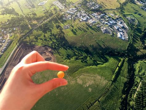 9 Forced Perspective Photography Poses That Anyone Can Do