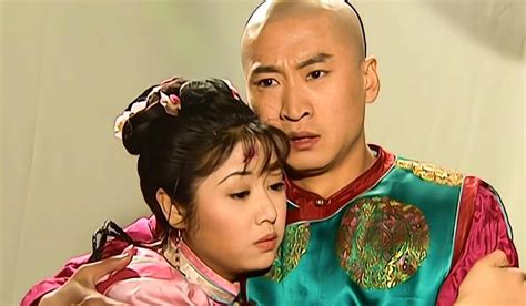 尔康与紫薇骑马大山谷图库