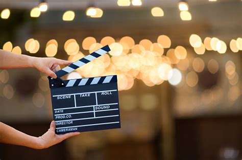 남자 손 들고 영화 클래퍼 영화 감독 개념 인터뷰 나 방송 결혼식에서 카메라 쇼 뷰 파인더 이미지 캐치 모션 캐치 느낌 여자 손은 보케 위에 영화 슬레이트를 개최 여자에