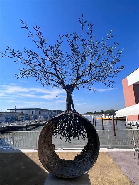 Lalbero Della Vita Nuova Scultura Allaeroporto Marco Polo Gente Veneta