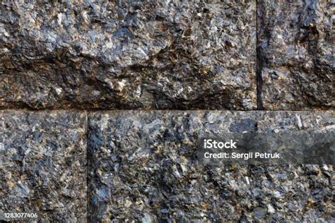 검은 화강암 질감과 배경은 서로의 위에 쌓여 큰 블록의 형태로 블록에 대한 스톡 사진 및 기타 이미지 블록 갈탄 건축 Istock