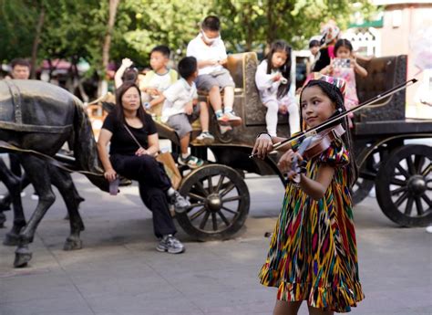 사진 거리에서 바이올린 연주하는 中 위구르족 소녀 이코노믹데일리