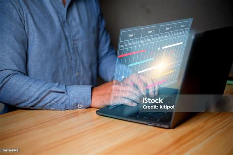 프로젝트 관리 개념 작업 프로젝트를 관리하고 작업을 업데이트하기 위해 일정 계획을 세우는 사업가 작업 진행 프로젝트 계획 효율적인 일정 경영자에 대한 스톡 사진 및 기타