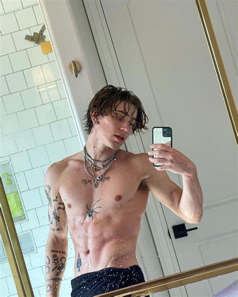 How Old Is Vinnie Hacker And How Tall Is The Tik Tok Star