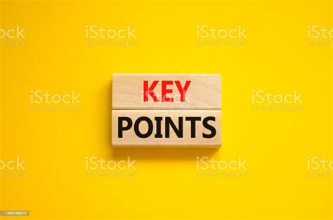 키 포인트 기호까지의 시간입니다 개념 단어 아름다운 노란색 배경에 나무 블록에 핵심 포인트 핵심 포인트 개념에 비즈니스와 시간 공간을 복사합니다 점수 득점에 대한 스톡 사진