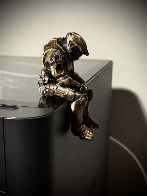 Figura De Master Chief Triste Halo En Una Repisa Modelo De