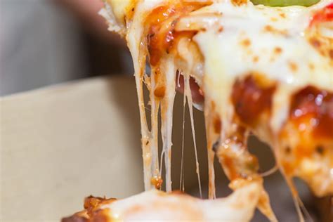 뜨거운 피자 큰 치즈 점심 또는 저녁 식사 빵 껍질 해산물 고기 소스 토 핑의 쪼 갠 다 피망 야채 맛 있는 맛 있는 패스트 푸드와 함께 나무에 전통적인 이탈리아 사이드