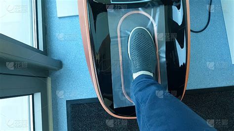 病人将腿置于自动鞋套内，卫生无菌