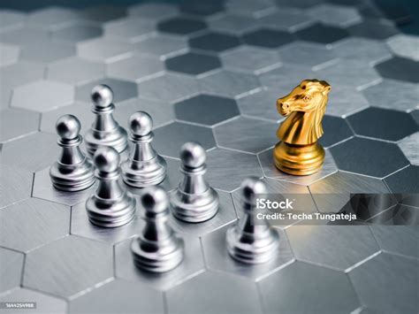 황금 말 은색 육각형 패턴 보드 배경에 은색 폰 조각 앞에 서 있는 기사 체스 조각 리더십 추종자 팀 지휘관 경쟁 비즈니스 전략