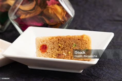 밀크케이크 칼라칸드 부르피 또는 알와르 카 마와 바르피 미타이가 코야 마와 말라이 바담 코담 코아 마바 바다암 카주 피스타로 만들어졌으며 디파왈리 두세라 나바라트리 라카반단