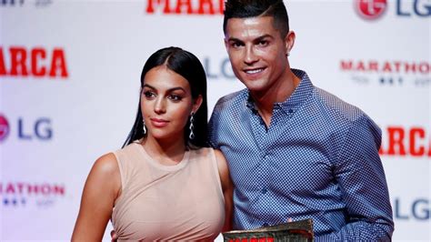 رونالدو يحتفل مع جورجينا بعد خسارة النصر