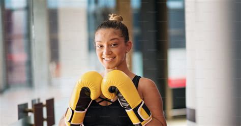 권투 선수 장갑을 끼고 체육관에서 복서 여자 사진 Unsplash의 초상 이미지
