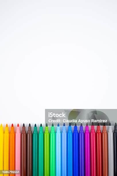 학교로 돌아가기 위해 흰색 바탕에 여러 가지 빛깔의 펠트 팁 펜 0명에 대한 스톡 사진 및 기타 이미지 0명 검은색 고등학교 이하 Istock