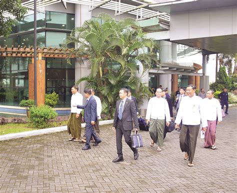 ဒုတိယဝန်ကြီး ဦးဖြိုးဇော်စိုးနှင့် ရန်ကုန်မြို့တော်ဝန် ဦးဗိုလ်ဌေး ဦးဆောင