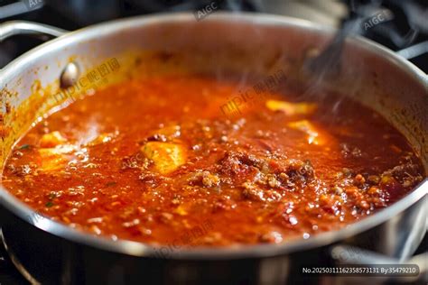 Ai创作图炖菜 热气腾腾 红色酱汁 肉类 蔬菜 炉子上的锅 家庭烹饪 美味佳肴 意大利菜 慢炖 舒适食物 昵图网