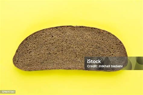 노란색 배경에 갈색 호밀 빵의 클로즈업 조각 맨 위 보기입니다 3가지 개체에 대한 스톡 사진 및 기타 이미지 3가지 개체