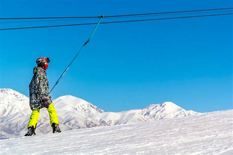 장비의 Snowboarder 오르막 푸른 하늘과 산 봉우리에 대 한 스키 리프트에 상승 겨울에 대한 스톡 사진 및 기타 이미지 겨울 계절 고산 기후 Istock