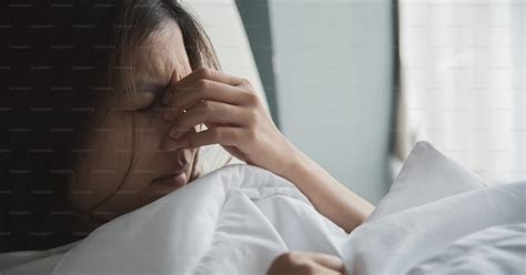 감기에 걸린 아시아 여성 침대에서 편두통을 앓고 있는 소녀 질병 질병 개념 사진 Unsplash의 성인 이미지