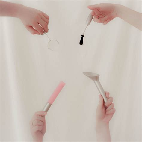 Dames Compact Fin Vibrator Slots Between Two Fingers