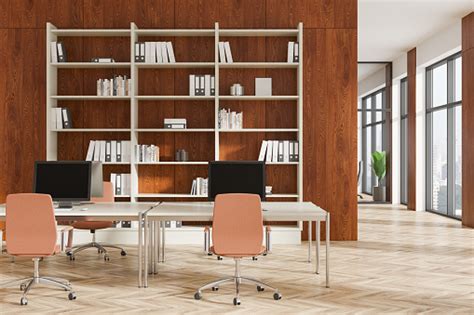 나무 벽 책장 책상 위에 컴퓨터가 있는 현대적인 사무실 전문적인 분위기의 커다란 창문과 베이지색 의자가 있는 밝고 탁 트인 공간입니다 3d 렌더링 0명에 대한 스톡 사진 및