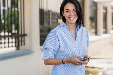행복 한 식은 데 파란색 셔츠에 긍정적인 여자의 수평 쐈 어 우아한 여자 야외 공원에서 휴식 하면서 포즈 재미 있는 얼굴을 만들기 라이프 스타일과 사람 개념입니다 거리에