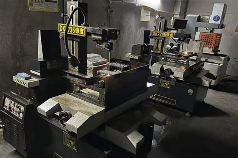 Cnc 방전 와이어 절단의 원리 설명 Machinemfg