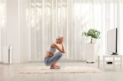 Mujer Flaca Preocupada Que Padece Desorden Alimentario Foto De Archivo Imagen De Longitud