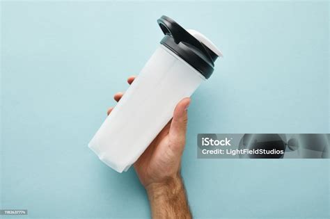 파란색에 단백질 쉐이크와 스포츠 병을 들고 남자의 자른 보기 칵테일 쉐이커에 대한 스톡 사진 및 기타 이미지 칵테일 쉐이커