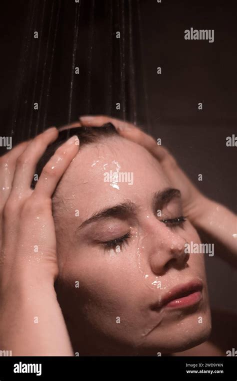 M Dchen Unter Der Dusche Fotos Und Bildmaterial In Hoher Aufl Sung Alamy