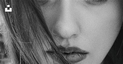 긴 머리를 가진 여자 사진 Unsplash의 무료 회색 이미지