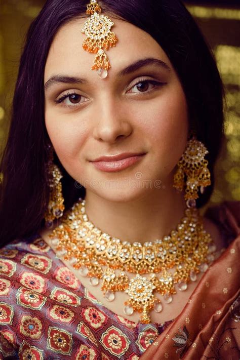 Ragazza Indiana Reale Dolce Di Bellezza In Sari Che Sorride Sul Fondo Nero Fotografia Stock