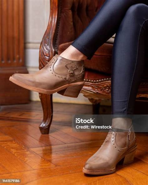 다양한 색상의 다양한 캐주얼 및 드레스 스타일의 가죽 패션 신발을 신은 여성 가죽에 대한 스톡 사진 및 기타 이미지 가죽 부분의 부츠 Istock