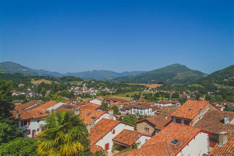 생 장 피에 드 포트의 마을 프랑스 바스크 지방의 언덕 및 푸른 하늘 아래 생장피에드포르에 대한 스톡 사진 및 기타 이미지 생장피에드포르 0명 건물 외관 Istock