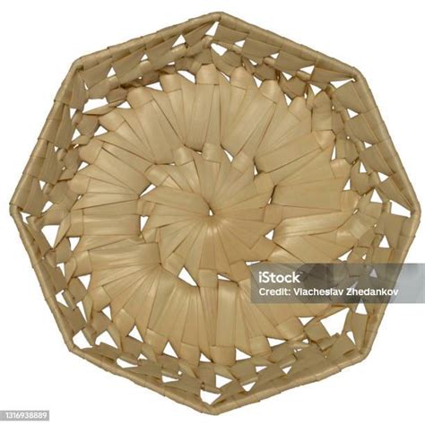흰색 배경에 팔각형 고리버들 바구니 위에서 볼 수 있습니다 바구니에 대한 스톡 사진 및 기타 이미지 바구니 부들 갈색 Istock