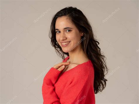 Retrato De Una Joven Morena Hermosa Que Se Ve Sexy Y Sensual Con