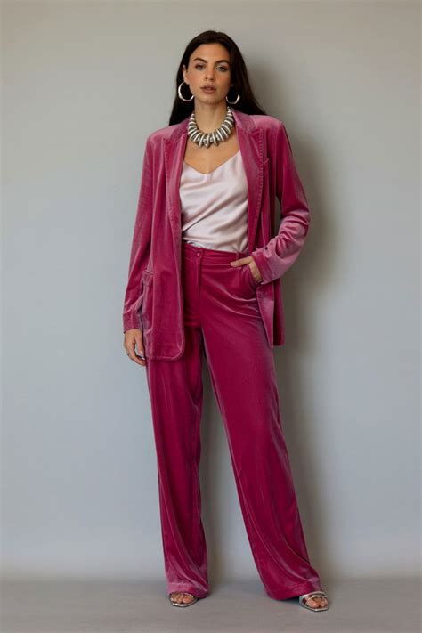 25 Chic Valentines Day Velvet Outfit Ideas To Wear