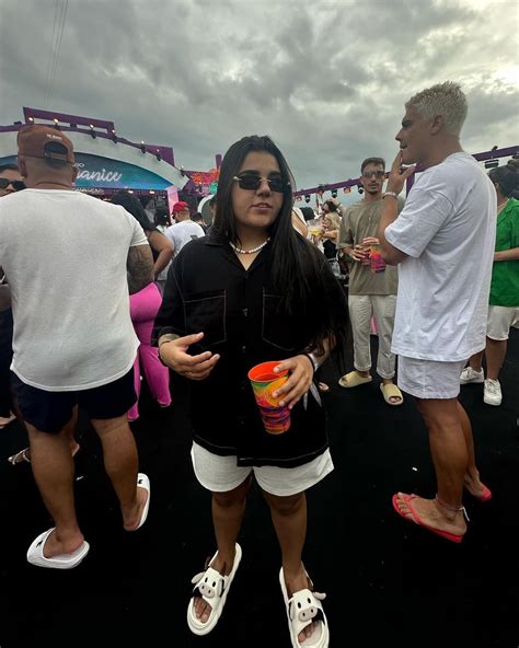 Sertaneja Yasmin Santos Surpreende Ao Aparecer Mais Magra Ap S Bari Trica Como Est Diferente