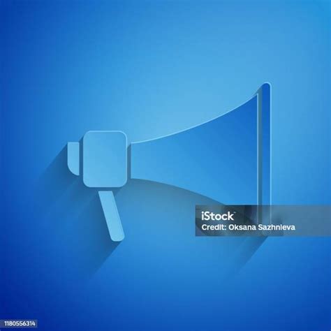 파란색 배경에 격리 된 종이 컷 메가 폰 아이콘 스피커 기호입니다 종이 아트 스타일입니다 벡터 일러스트레이션 개념에 대한 스톡 벡터 아트 및 기타 이미지 Istock