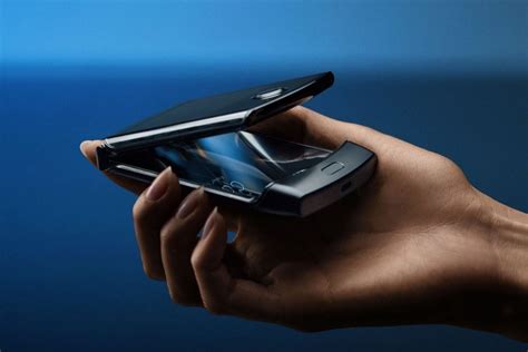 The Motorola razr V4 Is a Modern Take on a Nostalgic Phone
