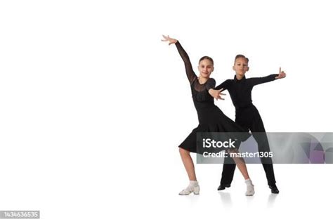댄스 커플 두 아이 학령기 소녀와 검은 무대 의상을 입은 소년은 흰색 배경에 고립 된 볼룸 댄스를 춤추고 있습니다 동작 동작 취미 10 11세에 대한 스톡 사진 및 기타