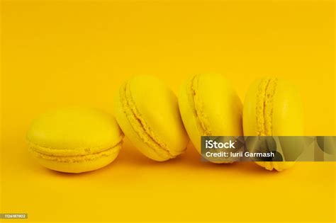 달콤한 아몬드 노란색 마카롱 또는 마 카 롱 디저트 케이크 유행 노란 파스텔 배경에 고립 프랑스 달콤한 쿠키입니다 최소한의 음식 빵집 개념입니다 평면 위치 복사 공간 0명에