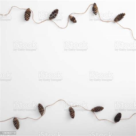 소나무 콘과 천연 황마 꼬기로 만든 제로 폐기물 크리스마스 화환 수평 구성 플랫 레이 상단 보기 화환 장식으로 친환경 모형 선물에 대한 스톡 사진 및 기타 이미지 Istock