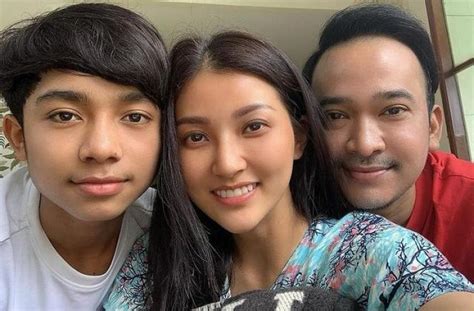 Sarwendah Posting Foto Betrand Peto Tidur Peluk Ruben Onsu: Sedih Rasanya