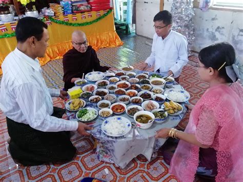 မာန်အောင်မြို့အ ထ က ခွဲ စျေးတန်းကျောင်း၌ ၃၃ ကြိမ်မြောက် စုပေါင်းမဟာဘုံကထိန်သင်္ကန်း ဆက်ကပ်လှူဒ