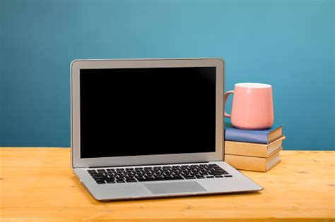 제품 디스플레이를 위한 빈 화면이 있는 노트북과 나무 테이블과 일반 벽에 커피 한 잔이 있습니다 집에서 Mockupwork 0명에 대한 스톡 사진 및 기타 이미지 Istock