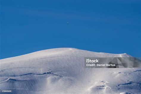 맑은 하늘 아래 몽블랑 기슭의 장엄한 봉우리 깊은 계곡 빙하 눈 덮인 경사면이있는 샤모니 에서 눈 덮인 알프스의 숨막히는 전경을 감상 할 수 있습니다 0명에 대한 스톡 사진