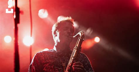 무대에서 색소폰을 연주하는 남자 사진 Unsplash의 무료 사람의 이미지