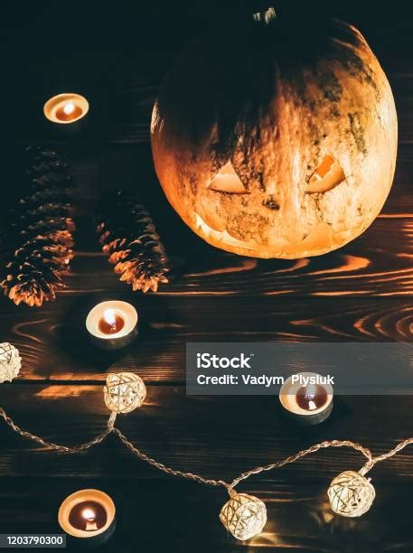 어둠 속에서 할로윈 호박 조명 램프와 촛불 신비한 가을 휴가입니다 축제 세부 사항 트릭 또는 치료 전통 10월에 모든 성도들이 합니다 10월에 대한 스톡 사진 및 기타