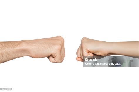 남자와 여자의 주먹이 서로 가까이 다가와 주먹으로 부딪히려고 합니다 싸움 충돌 갈등 개념 피스트 범프에 대한 스톡 사진 및 기타